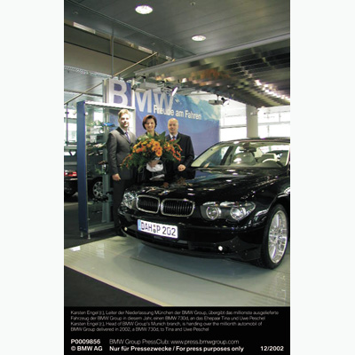 Karsten Engel (r.), Leiter der Niederlassung München der BMW Group ...