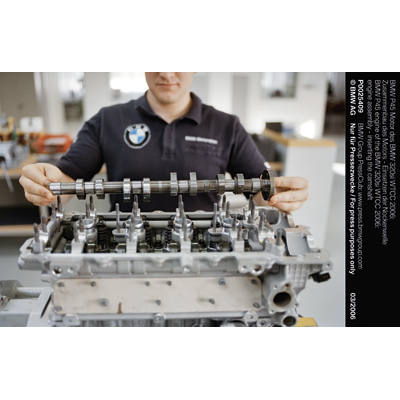 BMW P45 engine of the BMW 320si WTCC 2006: engine assembly - inserting ...