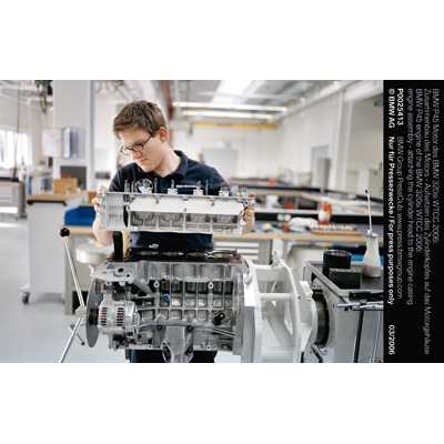 BMW P45 engine of the BMW 320si WTCC 2006: engine assembly - attaching ...